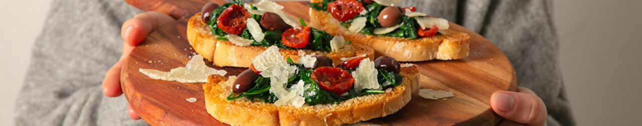 Crostone di pane con cime di rapa ripassate, pomodori secchi, olive ...